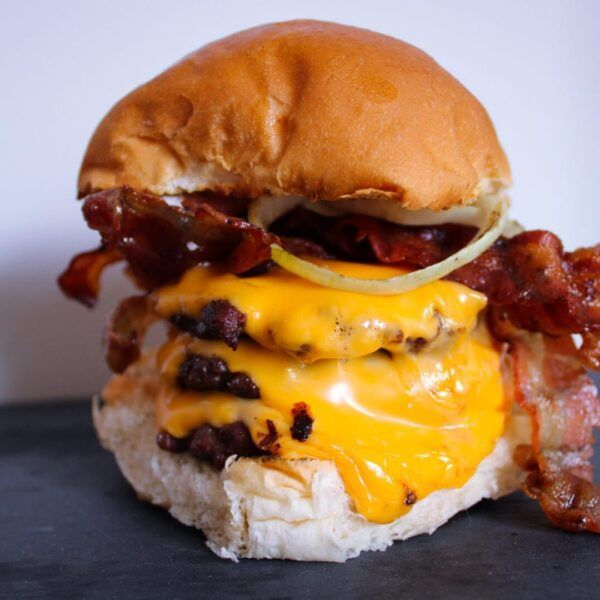 Triple bacon-cheese BBQ burger - BBQ gerechten - Turn Don't Burn